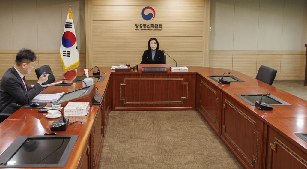 [사설] ‘위법·자격’ 시비 EBS 사장 임명, 2인 방통위 폭주 규탄한다 : zum 뉴스