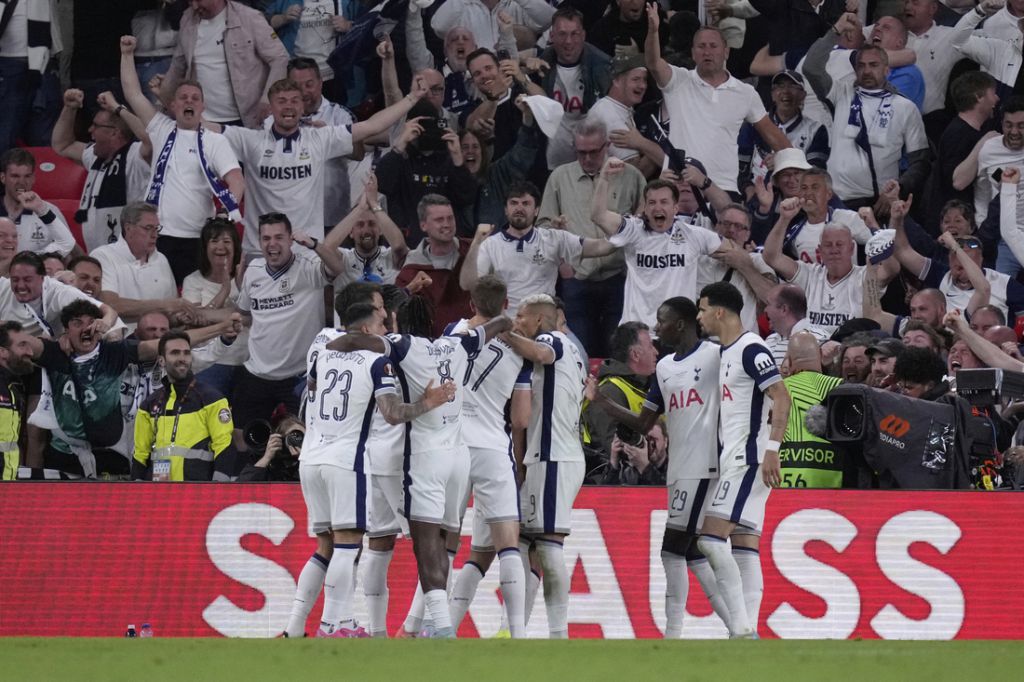 ‘17년 만의 공식대회 우승’ 가자! 토트넘, 존슨 선제골로 1-0 리드 잡고 전반 마무리[UEL 결승 전반 리뷰] : zum 뉴스