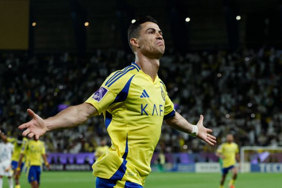 손흥민처럼 파넨카킥…‘통산 1000골 도전’ 알나스르 호날두, 927호 골로 ACLE 8강행 : zum 뉴스