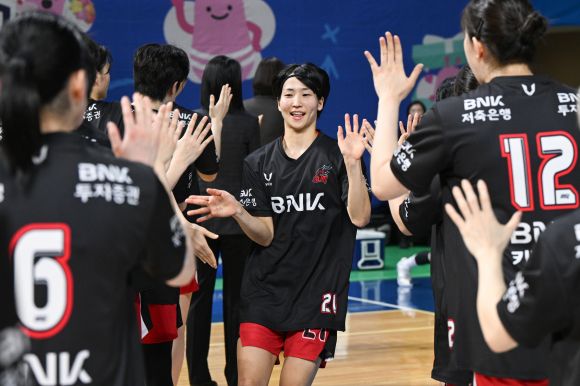 BNK, ‘우승 멤버’ 이이지마와 재회할까…일본 국대 출신 센터 등 18명, WKBL 아시아쿼터 드래프트 참가 : zum 뉴스