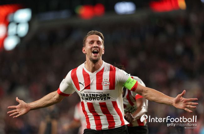 [UEL 리뷰] '데 용 1G 1AS' PSV, 아스널 2-0 격파...32강 경쟁 지속 : zum 뉴스