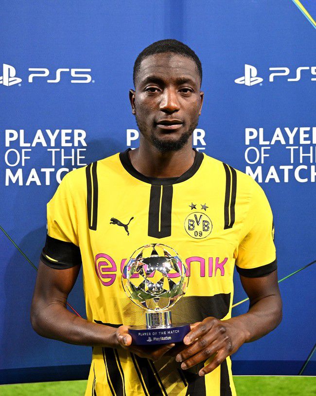 [UCL ISSUE] 탈락했는데 '이주의 선수'?...주인공은 '바르셀로나 상대 해트트릭 FW' : ZUM 뉴스