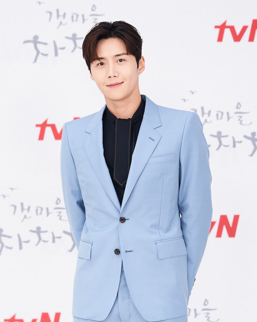 '부활'한 김선호, 인기도 흔들림 없다…'2021 AAA' 인기상 예선 1위 : zum 뉴스