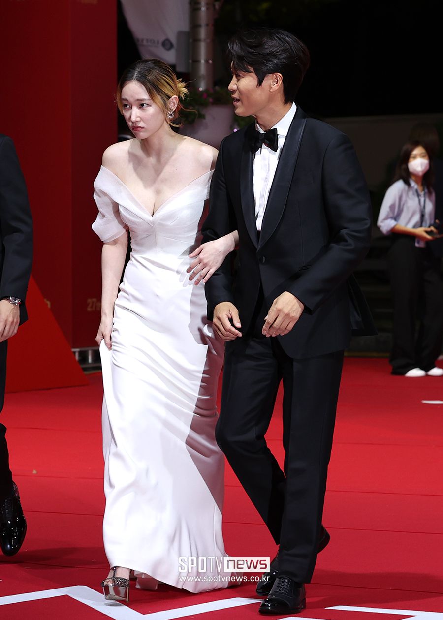 파격노출 없어도 후끈했다…눈부신 블랙&화이트[BIFF 레드카펫 결산] : zum 뉴스