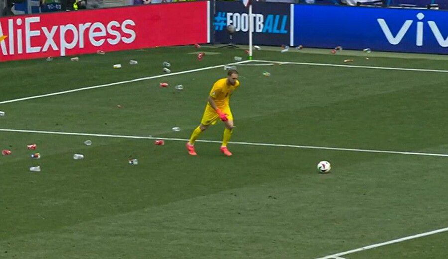 [SPO ISSUE] '쓰레기통'이 되어 가는 유로 2024...대회 내내 경기장으로 쏟아지는 수많은 '이물질' : ZUM 뉴스