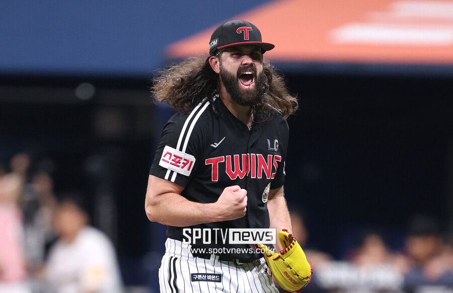 LG팬 앞에서 펑펑 울었는데… 켈리 인생 역전 기쁨의 눈물, “MLB 복귀, 나를 의심했다”(종합) : zum 뉴스