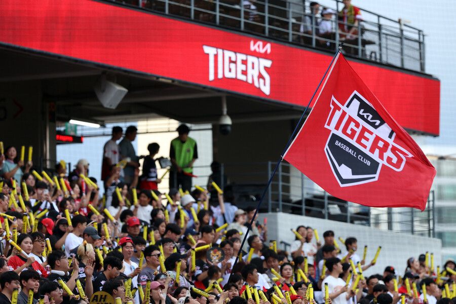 '진짜 미쳤다' 6개 구단이 100만 관중 돌파한다고? KBO 900만 관중 시대, 교과서에 남을 야구 인기 : zum 뉴스