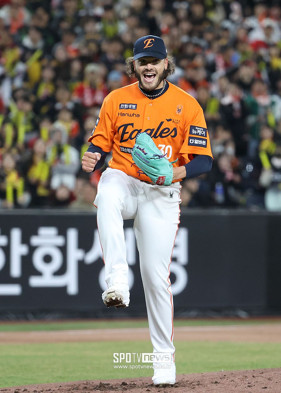 한화 156km 에이스는 왜 '0득점' 타자들을 집합했나…그의 한마디에 동료들이 움직였다 : zum 뉴스