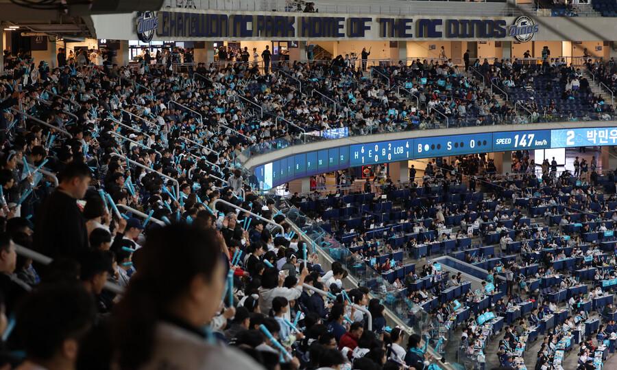 새 경기장인데 이럴 수가… 창원서 발생한 대형사고, 누구도 다칠 수 있었다 'KBO에 경각심' : zum 뉴스