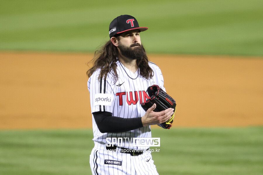 “여기서 왜 바꿔?” ‘잠실 예수’ 고개 숙인 이상한 교체… 날아간 승리, MLB 복귀도 험난하다 : zum 뉴스