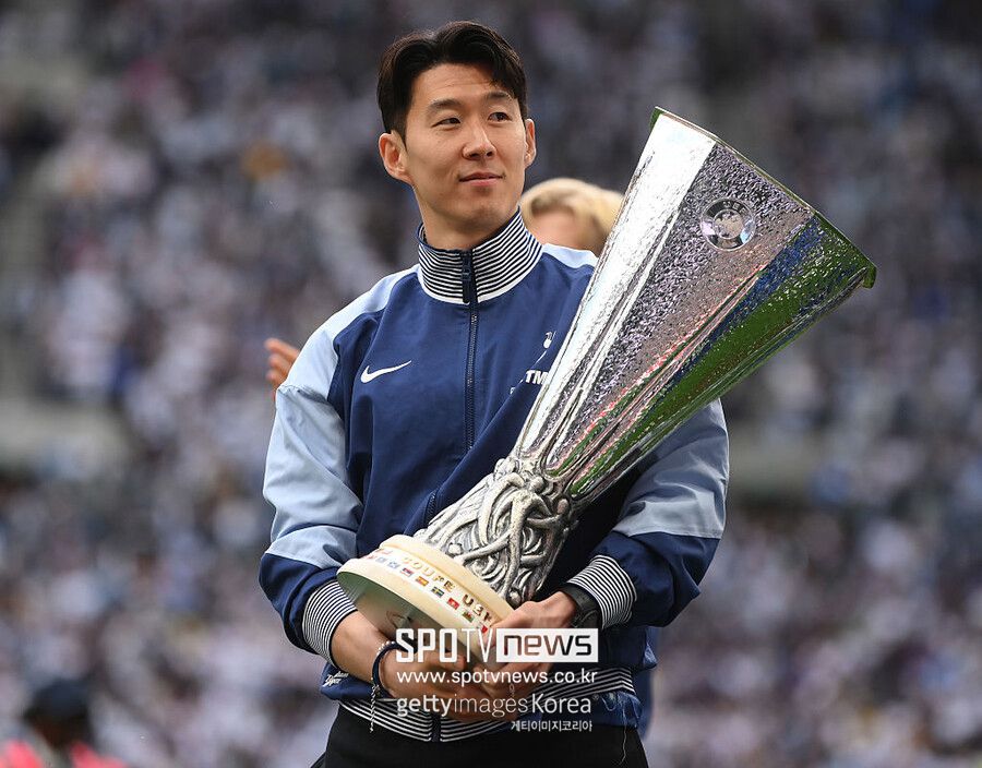 초대형 선언! 손흥민, 토트넘 종신 바라본다…'모든 러브콜 거절, UCL 위해 캡틴 SON이 이끈다' : zum 뉴스