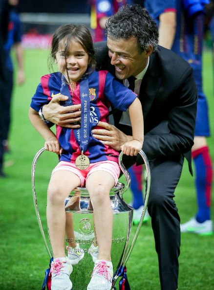 "9살 딸에게 바치는 UCL 우승"…PSG, 54년 만에 첫 빅이어에 '감동'까지 잡았다→엔리케 감동시킨 '걸개그림' 화제 : ZUM 뉴스