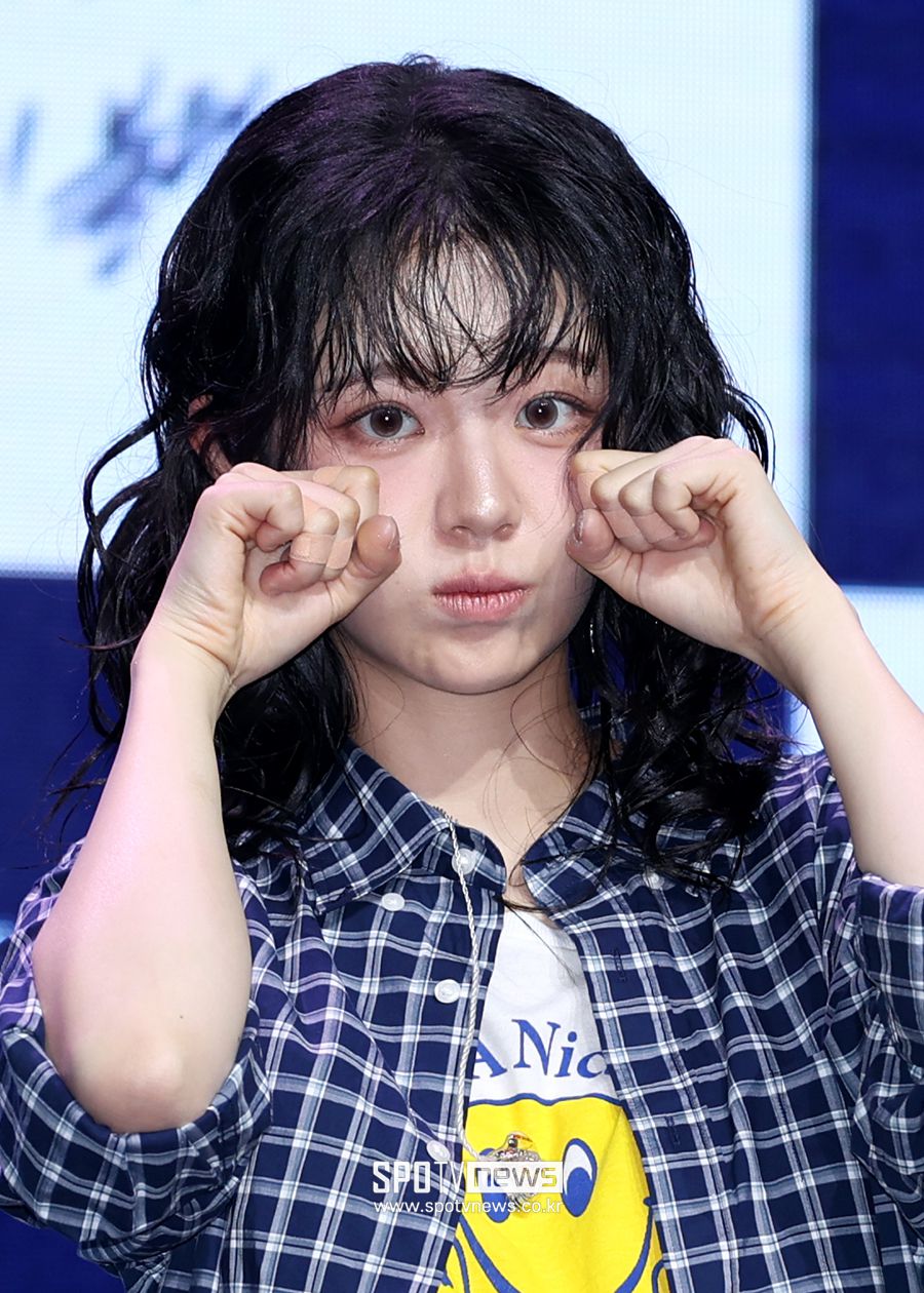 [포토S] QWER 쵸단, '눈물 참기!' : ZUM 뉴스