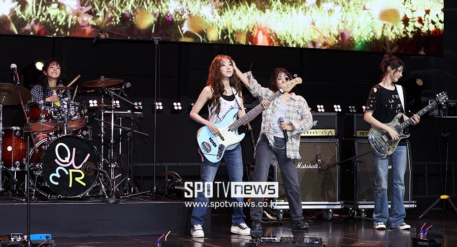 [포토S] 무대 펼치는 QWER : ZUM 뉴스
