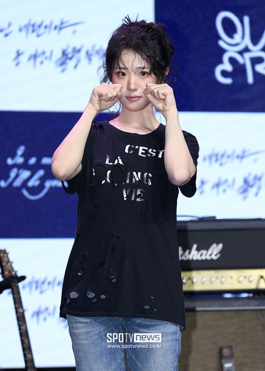 [포토S] QWER 히나, '펀칭 티셔츠가 포인트' : ZUM 뉴스