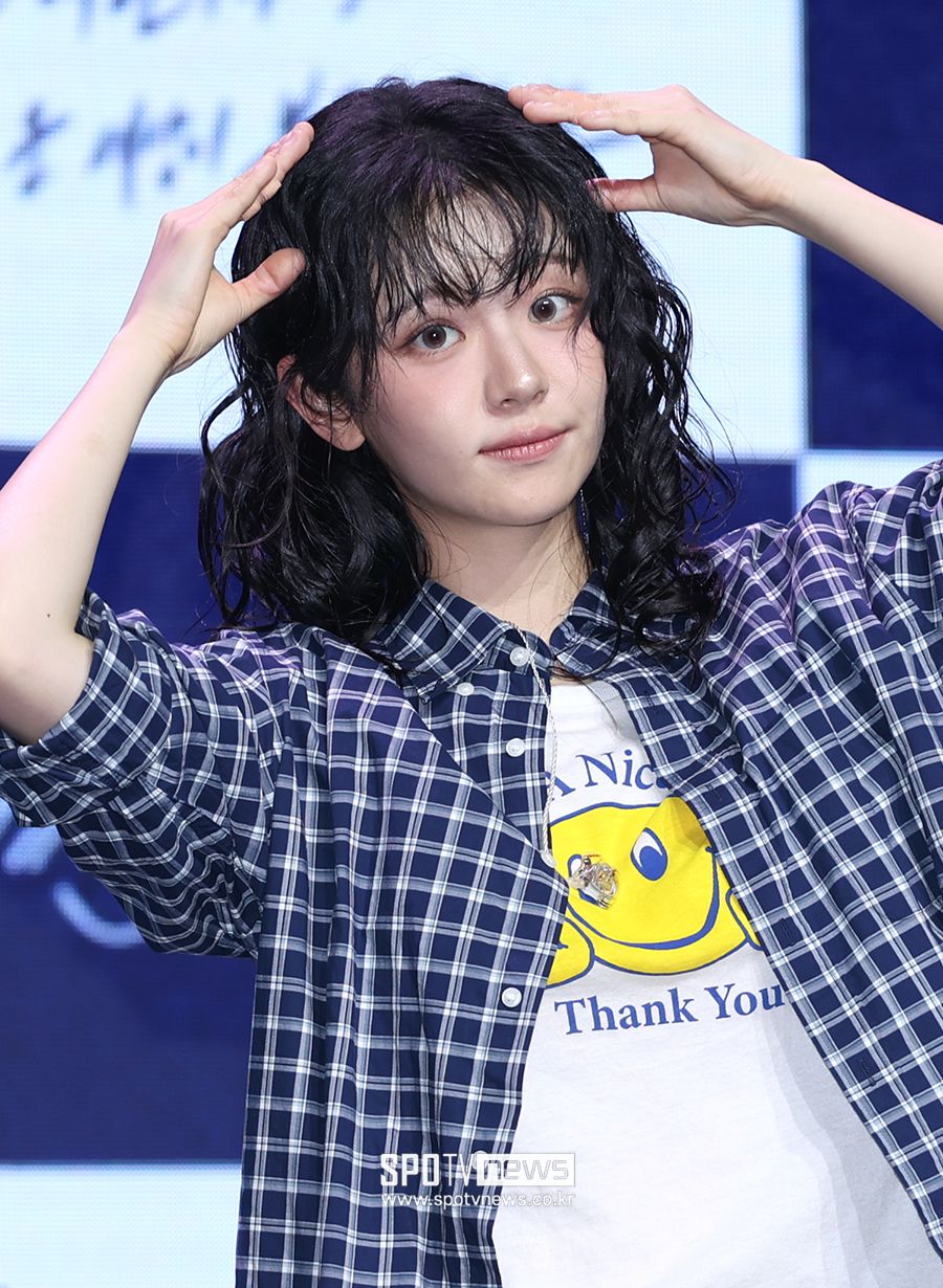 [포토S] QWER 쵸단, '귀여운 곰돌이 귀~' : ZUM 뉴스