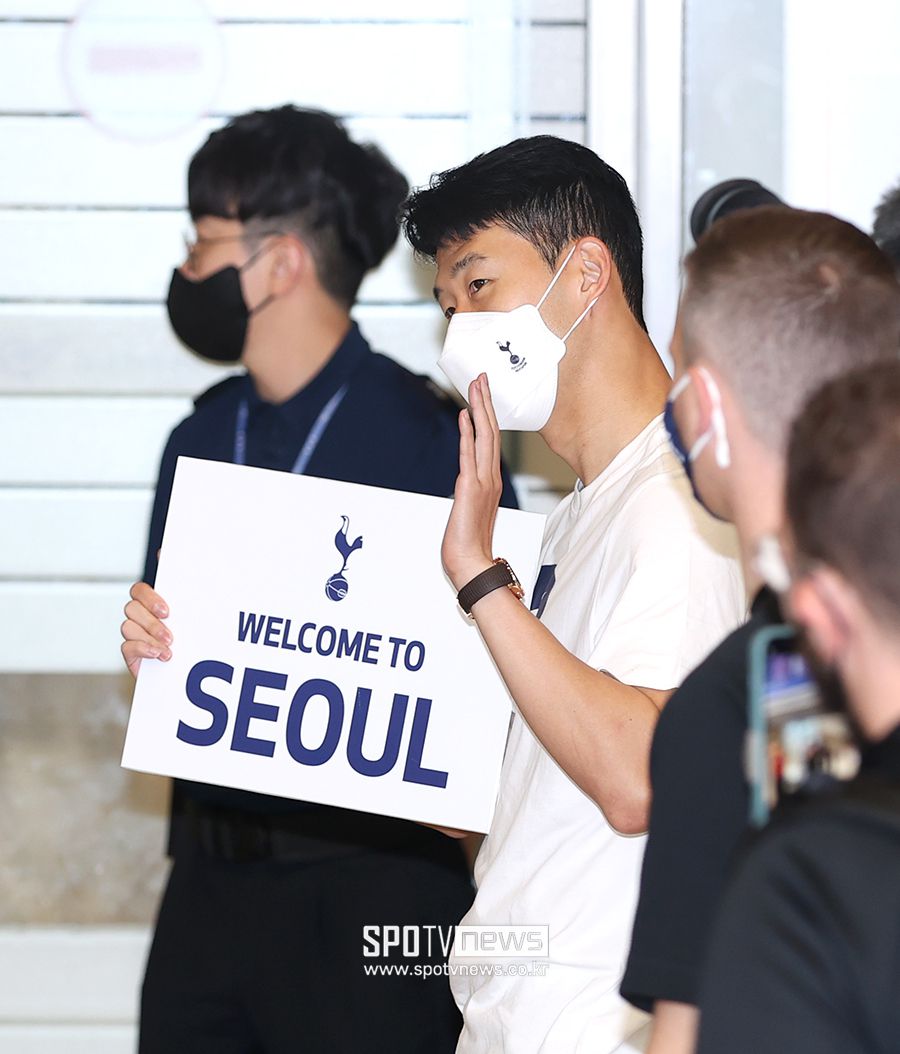 'SON, 한국 갈 때까지는 있어줘'…西 BBC급의 충격 "손흥민 성역 아니었나 → 이적 가능성 현실화" : zum 뉴스