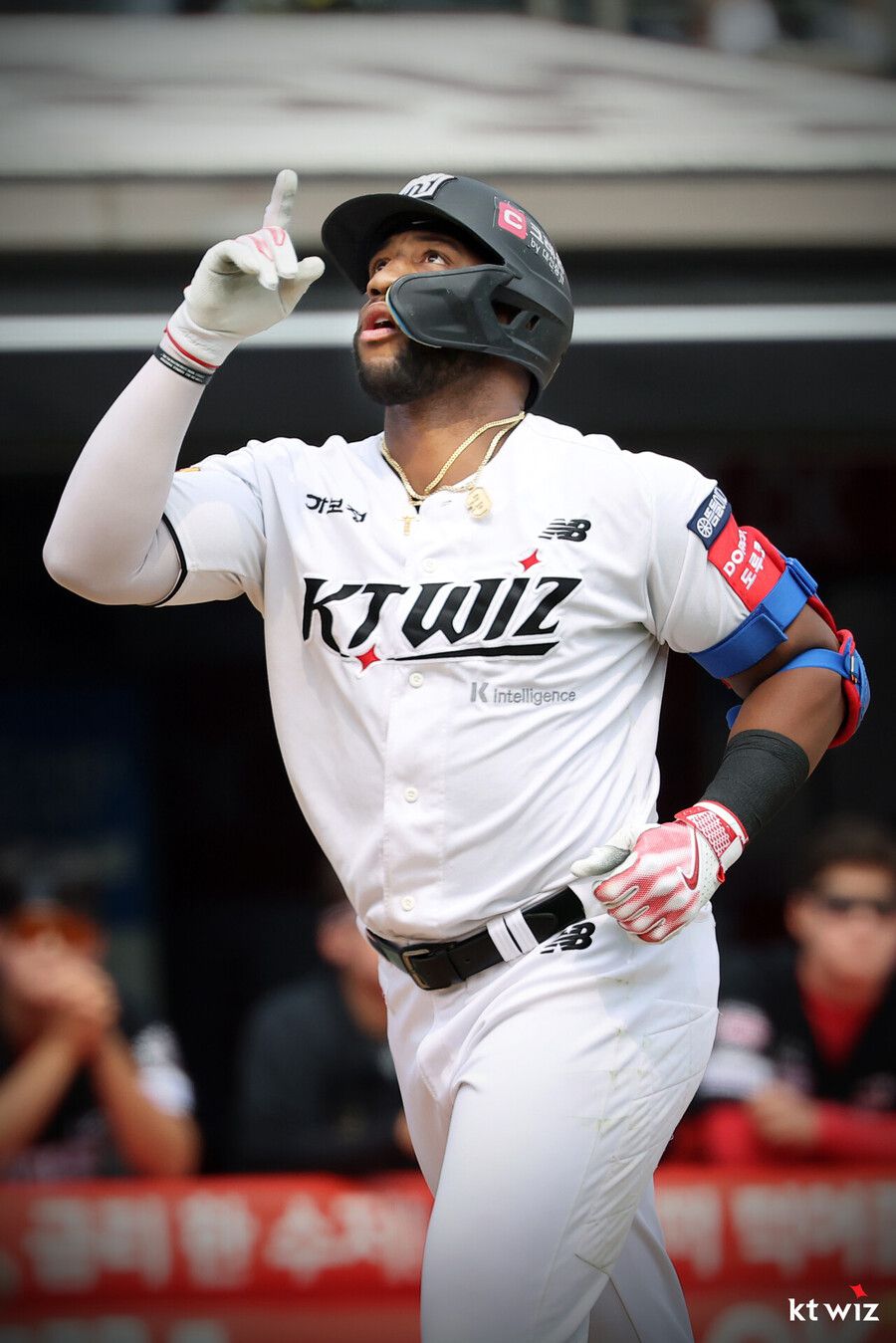'충격 퇴출' KBO 외인타자 레전드 됐는데 韓 떠났다…후반기 6푼9리 한숨, 천하의 로하스여도 참을수 없었다 : zum 뉴스