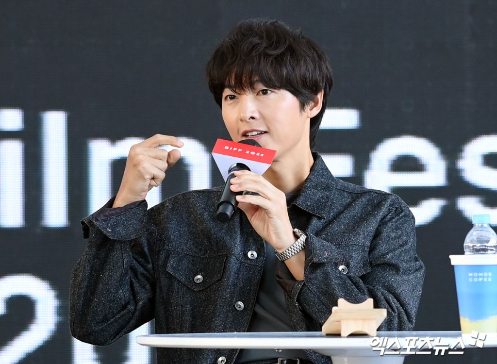 송중기, '볼뽀뽀' 문화에 빠졌다…이희준 "이성 OK, 동성은 NO" (엑's 이슈)[BIFF 2024] : zum 뉴스