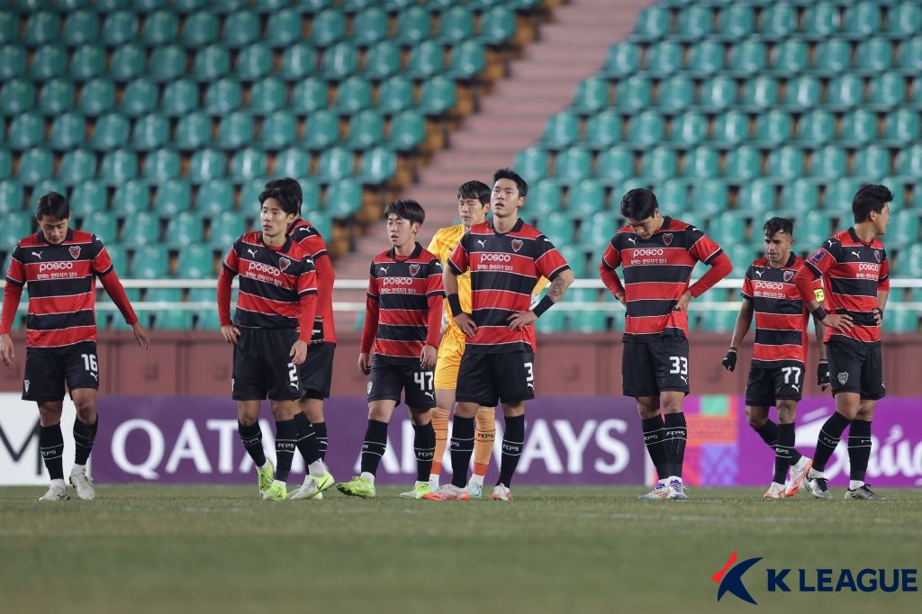 '폭죽 테러' 당한 포항, 수비진 '와르르'→16강 진출 무산…조호르 원정서 2-5 참패 [ACLE 리뷰] : zum 뉴스