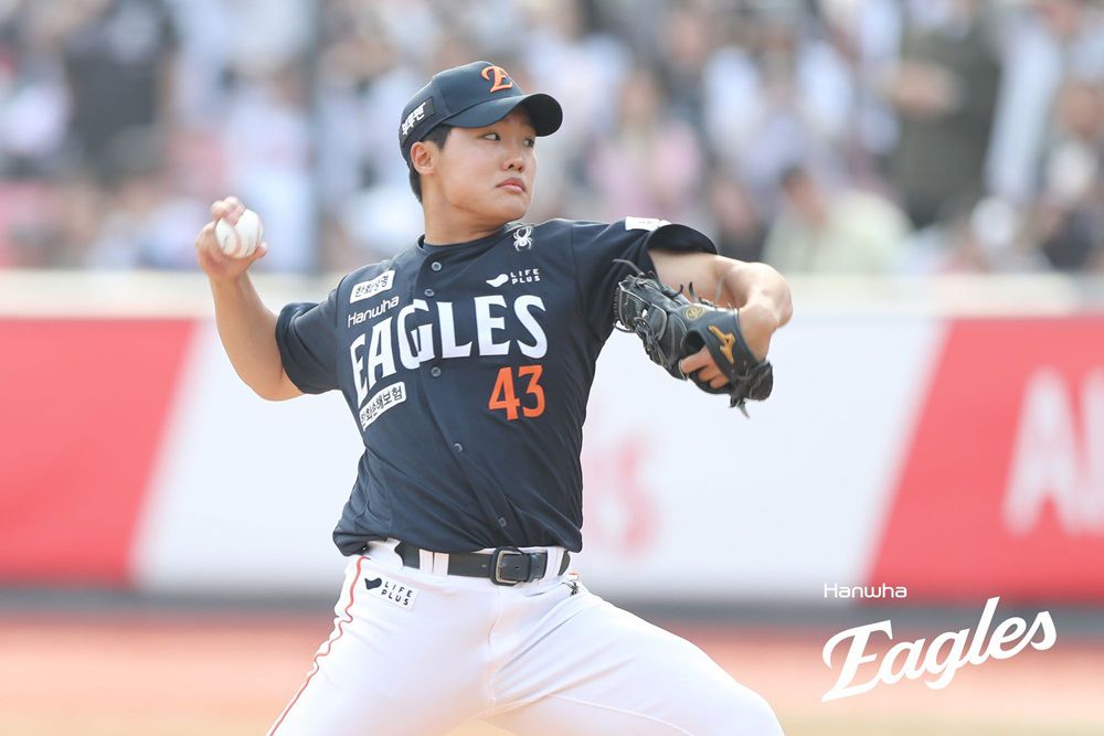 '155km/h 쾅!' 한화 슈퍼루키 '1이닝 퍼펙트' 완벽 데뷔전…"계속 데리고 있고 싶죠" : zum 뉴스