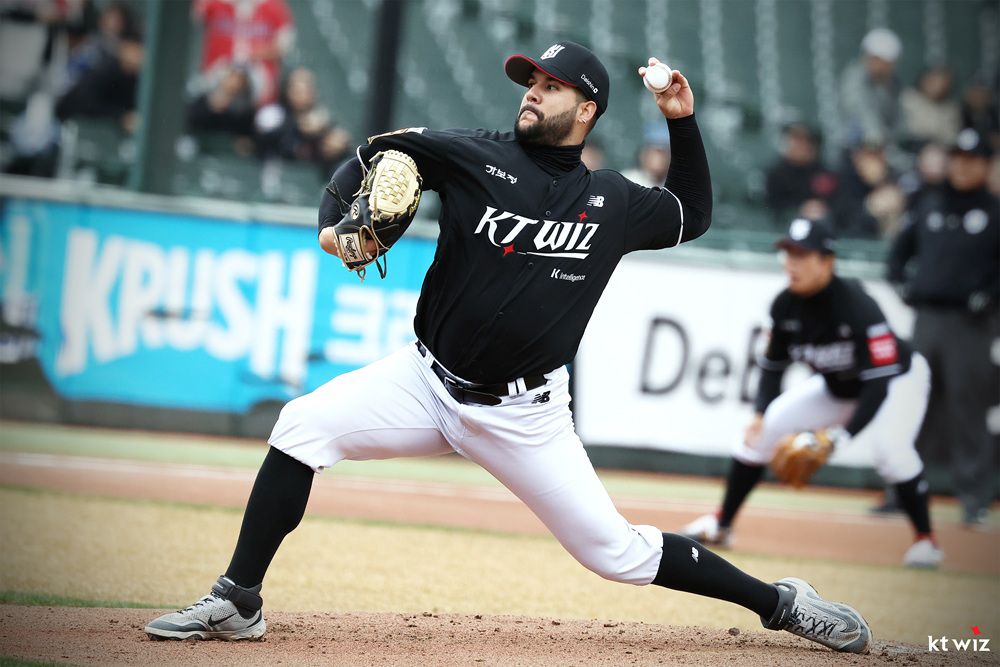 '롯데 킬러' 헤이수스, KKKKKKKK 완벽투…명품 투수전 KT 2-0 완승+3연승 [사직:스코어] : zum 뉴스
