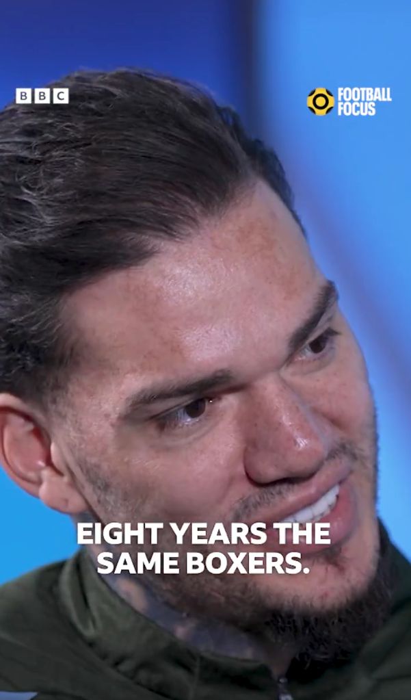 'EPL 우승 6회' GK 황당 고백, 속옷 안 갈아입는다고?…"8년째 같은 속옷 입는다" : ZUM 뉴스