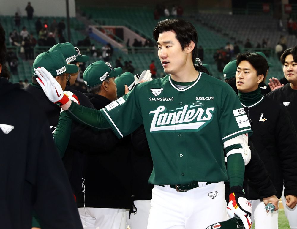 '베테랑' 오태곤이 끝냈다!…SSG, 연장 11회 승부 끝 KT 3-2 제압하고 2연승 : ZUM 뉴스