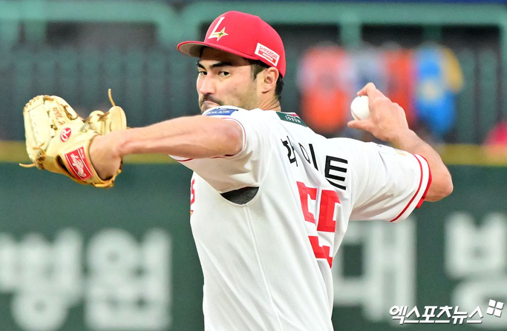 '헛스윙, 헛스윙, 또 헛스윙!' 베일 벗은 SSG 화이트, 4이닝 만에 KKKKKKKK '압도적 구위'…KBO 데뷔전 4⅓이닝 2실점 [인천 라이브] : zum 뉴스