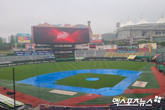 비 쏟아지고 기온도 뚝…10일 문학 KIA-SSG전 DH 1차전 취소 확정→11일 DH 재편성 [문학 현장] : ZUM 뉴스