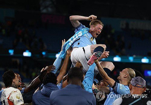 더브라위너+과르디올라+팬 모두 울었다…KDB, 마지막 홈경기 '눈물의 고별식' : zum 뉴스