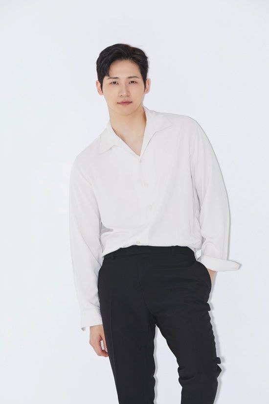 B1A4 신우, '2025 푸에르자 부르타' 출격…러닝머신 위 칼군무 : ZUM 뉴스