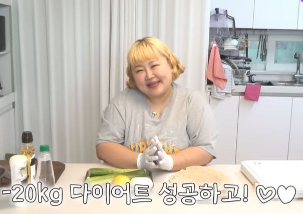 '김민기♥'홍윤화, '20kg 감량' 후 얼굴 반쪽 된 근황…"-20kg 또 도전" (꽁냥꽁냥) : zum 뉴스