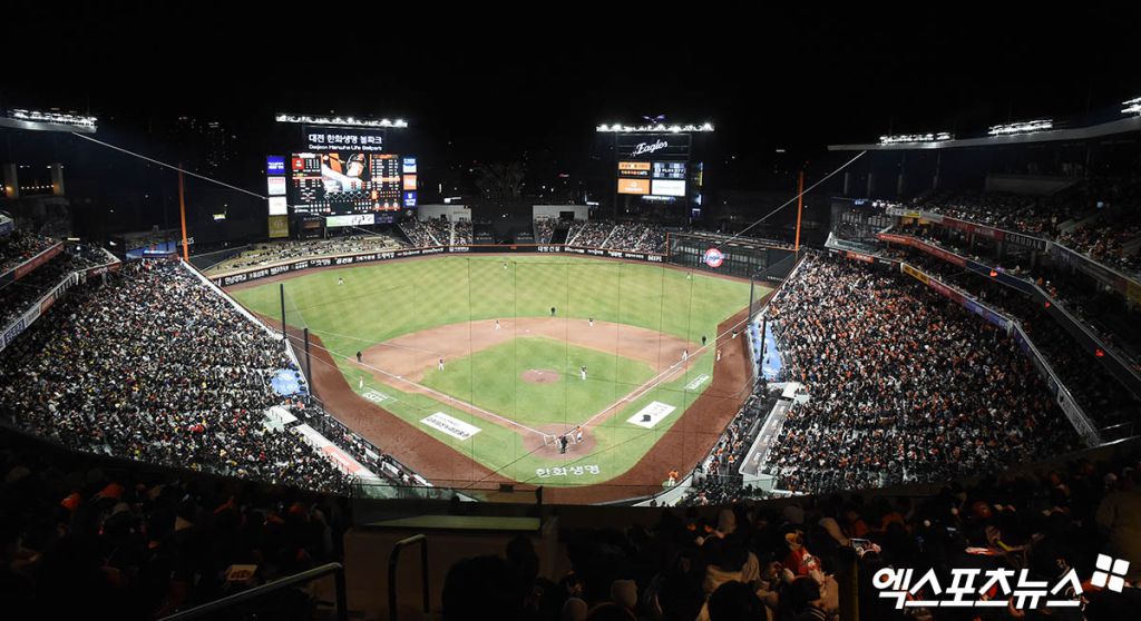 한화 KBO 44년사 '최초 대기록', 이렇게 깨지다니!…암표상이 범인이었나? 단 309명 부족했다→홈 25경기 연속 완판 도전 실패 [대전 현장] : zum 뉴스