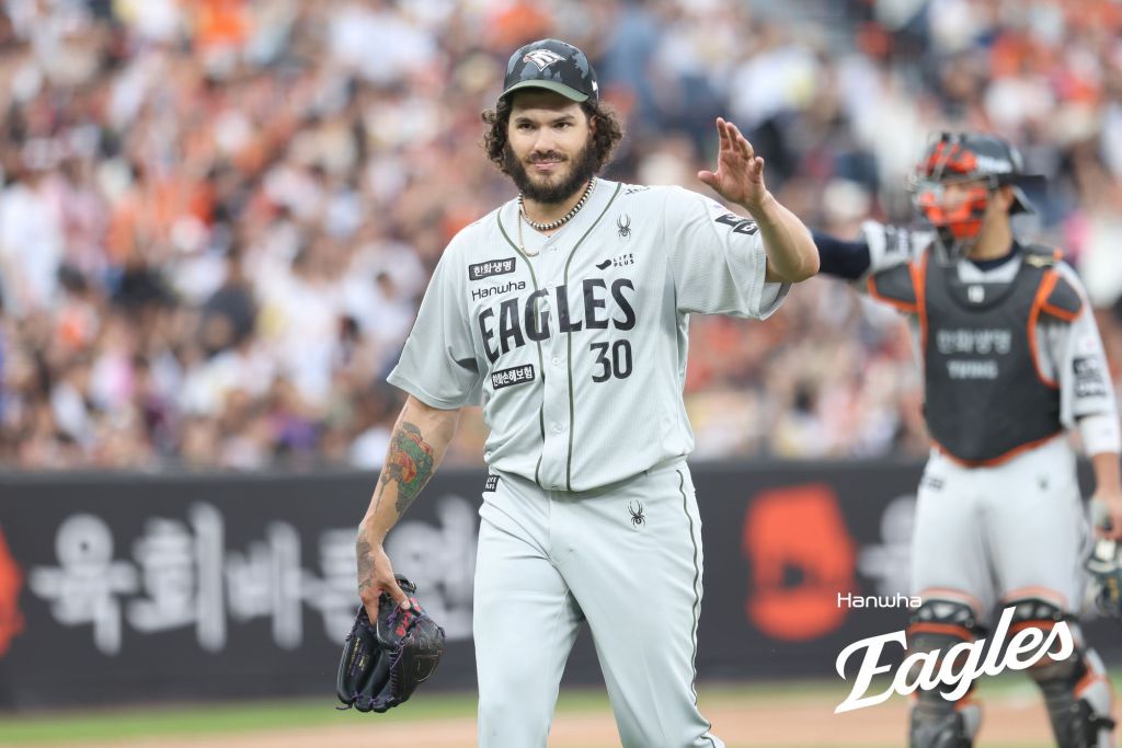이글스 역사에 이런 투수 있었나…159km→12K→무패 10승→ERA 1위 복귀 "한화의 일원으로서 영광" [대전 인터뷰] : zum 뉴스