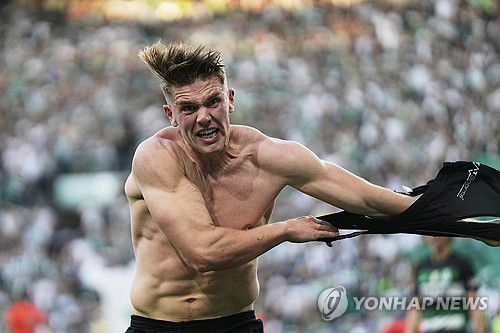 '세계 1위 FW' 대폭발! 경기+훈련 불참 선언…EPL 진출 불발 위기→"신사 협정 위반에 보이콧 항거" : zum 뉴스