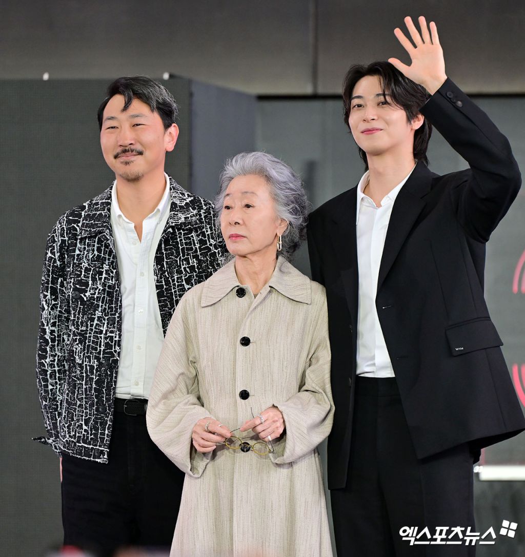 '동성애자 아들 고백' 윤여정 "실제 엄마 해봐서 알아"…가족 퀴어물 만났다 (결혼 피로연)[BIFF 2025] : zum 뉴스