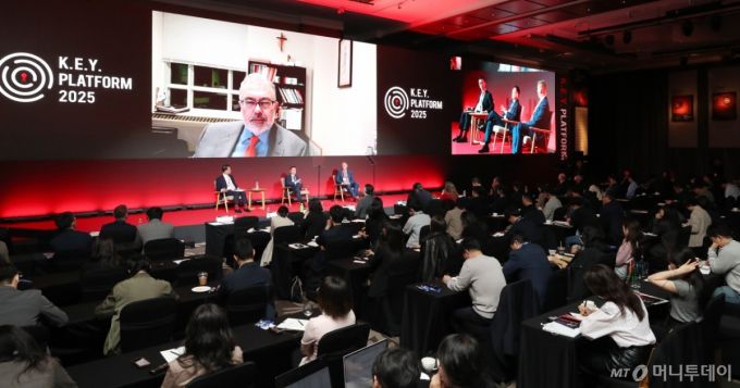 [사진]'2001 WTO 질서의 와해: 퍼시픽 포에두스로의 전환' : ZUM 뉴스