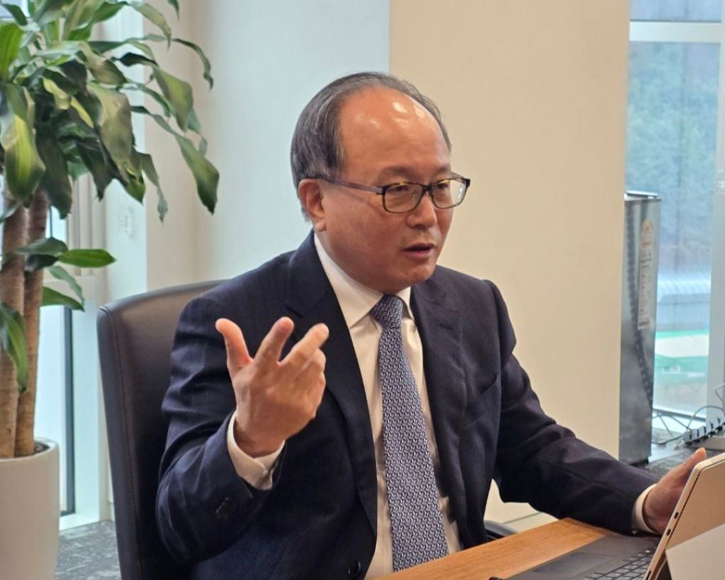 [인터뷰] SKC가 5225억원 투자한 ‘실리콘 러버 소켓’ 세계 1위 ISC… 김정렬 대표 “세계 1위 CPU 회사에 양산용 제품 공급” : zum 뉴스