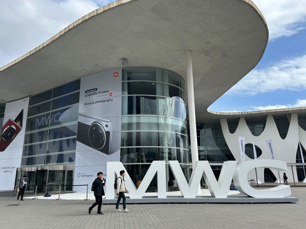 [MWC 2025] “건설 현장 누비는 AI 로봇부터 시야 공유하는 XR 안경까지”… 세계 최대 모바일 축제서 韓·中·日 기술 대전 : zum 뉴스