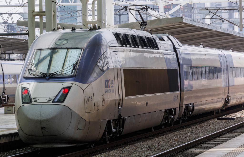 용산 서빙고역 철로서 KTX와 승용차 충돌… 인명 피해 없어 : ZUM 뉴스