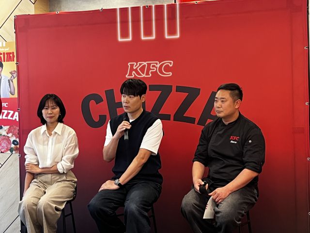 치킨vs피자 못 고르겠다면?···KFC, 신메뉴 켄치짜 출시 : zum 뉴스