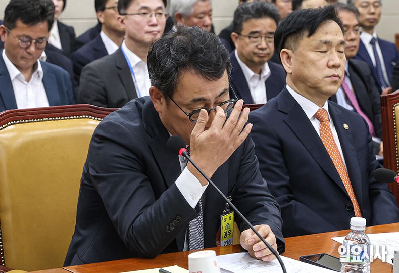 [포토] 이마 긁적이는 유영상 SKT대표이사 : ZUM 뉴스