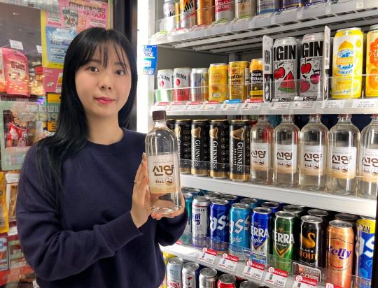 GS25, ‘선양오크소주’, 80만병 돌파…기세 몰아 ‘기네스 나이트로서지’ 선봬 : ZUM 뉴스