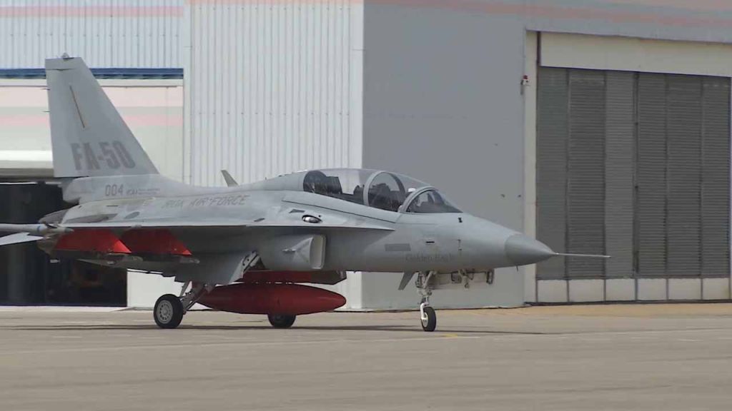 필리핀에 경공격기 FA-50 12대 추가 수출…1조원 규모 : ZUM 뉴스