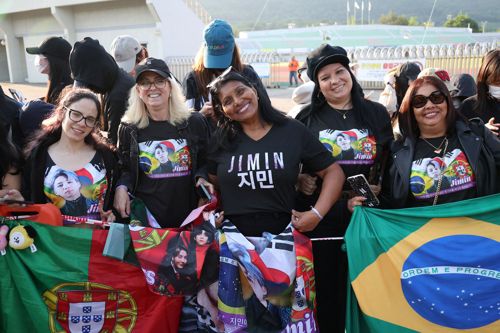 BTS Discharge Ceremony Becomes Festival for Fans Around the World : zum 뉴스