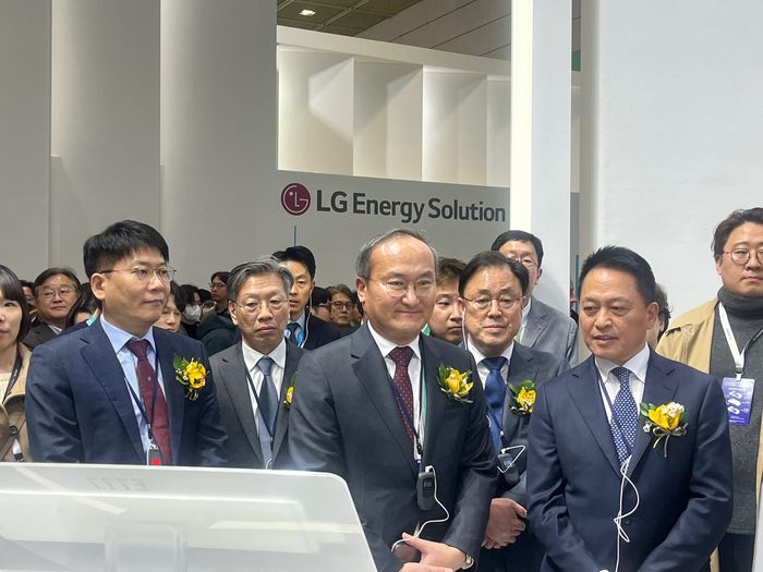 배터리 CEO 총출동…LG엔솔 “셀투팩 공급 논의” 삼성SDI “46파이 내년 초 양산” : zum 뉴스