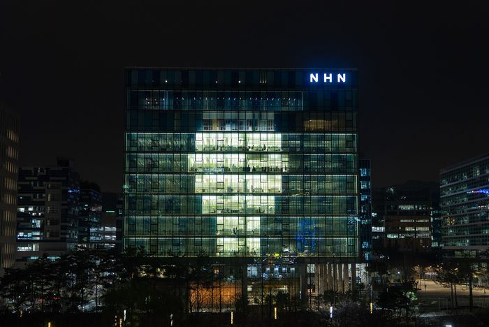 NHN, '세계 자폐인의 날' 맞아 사옥에 초대형 전구 불빛 밝혀 : zum 뉴스