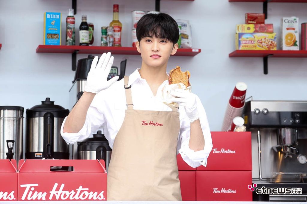 [ET포토] NCT 마크, '상냥한 손인사' : ZUM 뉴스