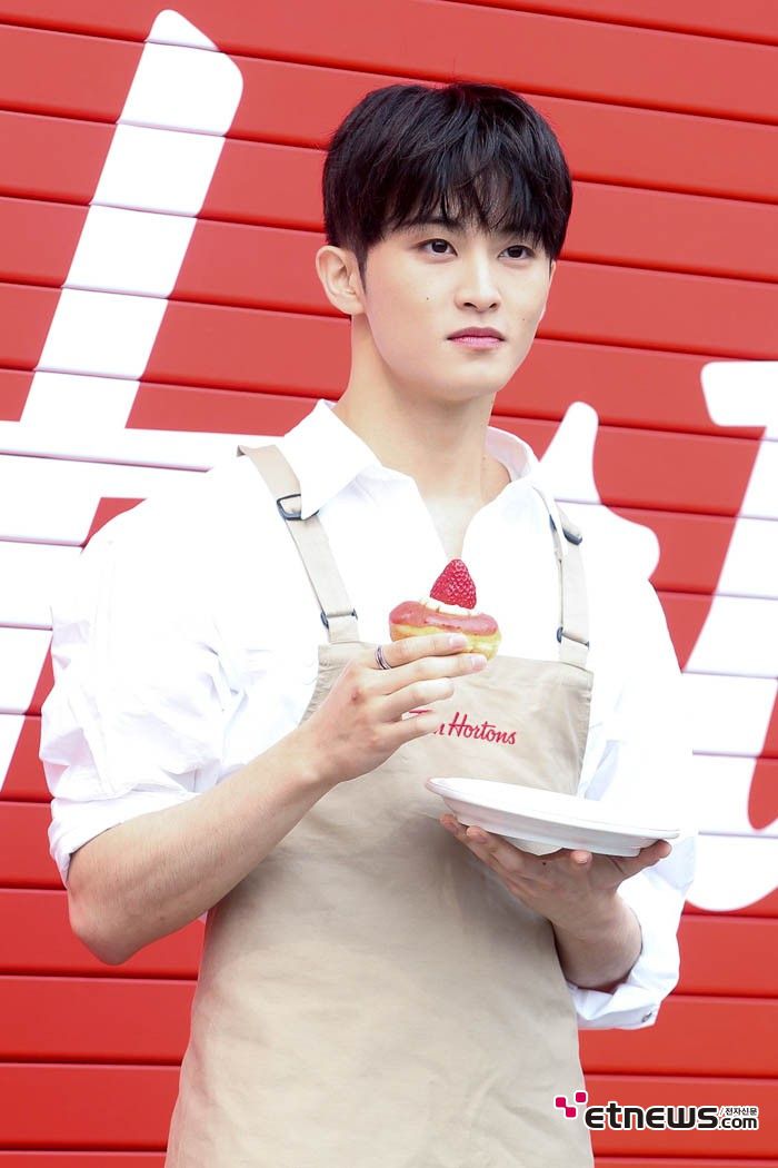 [ET포토] NCT 마크, '오후 햇살 맞으며' : ZUM 뉴스